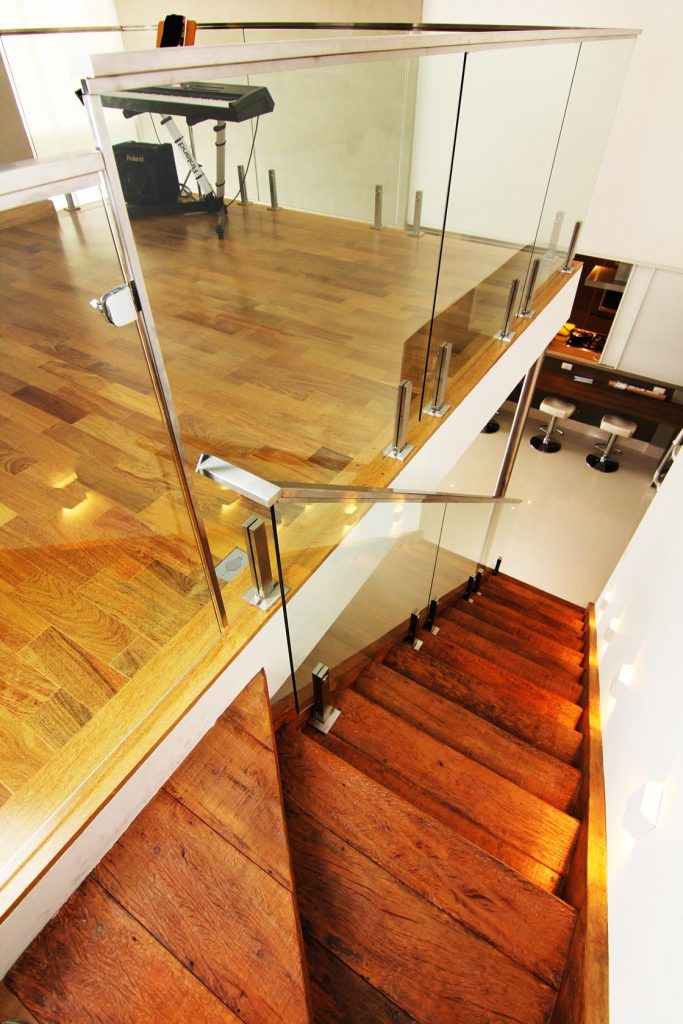 Escadas e Corrimão - Madeira de Demolição