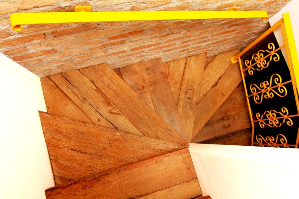 Escadas e Corrimão - Madeira de Demolição