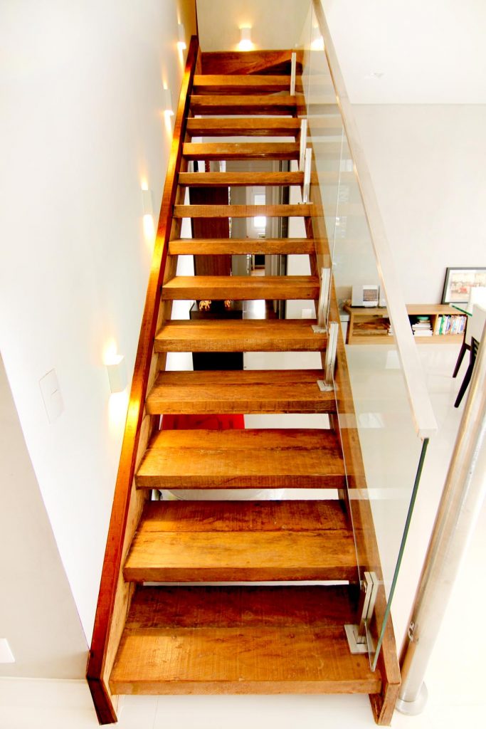 Escadas e Corrimão - Madeira de Demolição