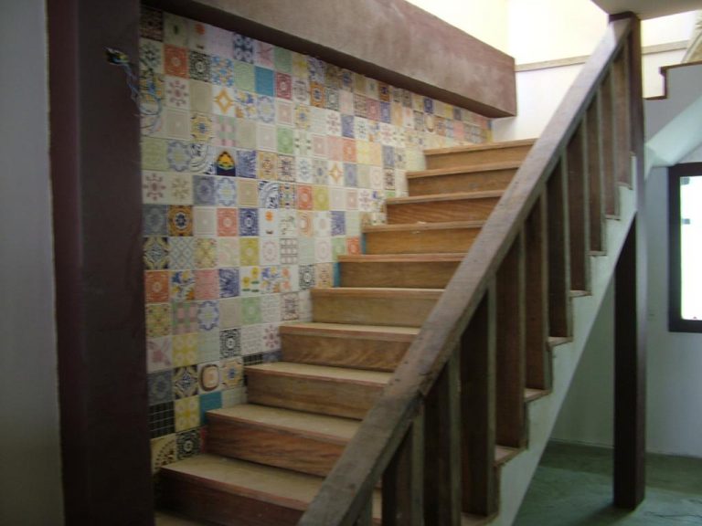 Escadas e Corrimãos de Madeira | Sob Medida e Artesanais